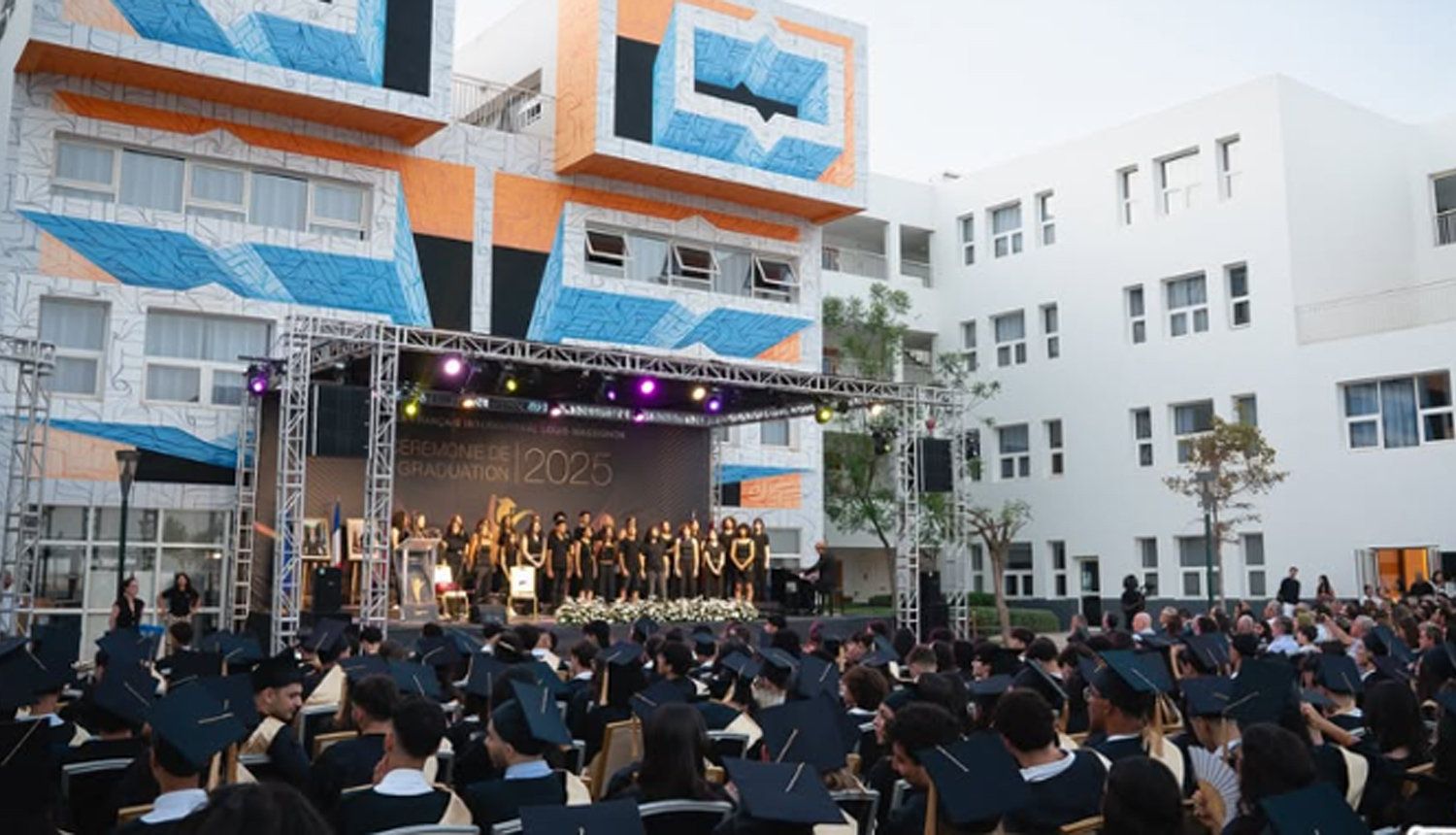 Projecteurs sur la jeunesse, le Lycée Louis-Massignon fait sa rentrée dans le grand livre du ...